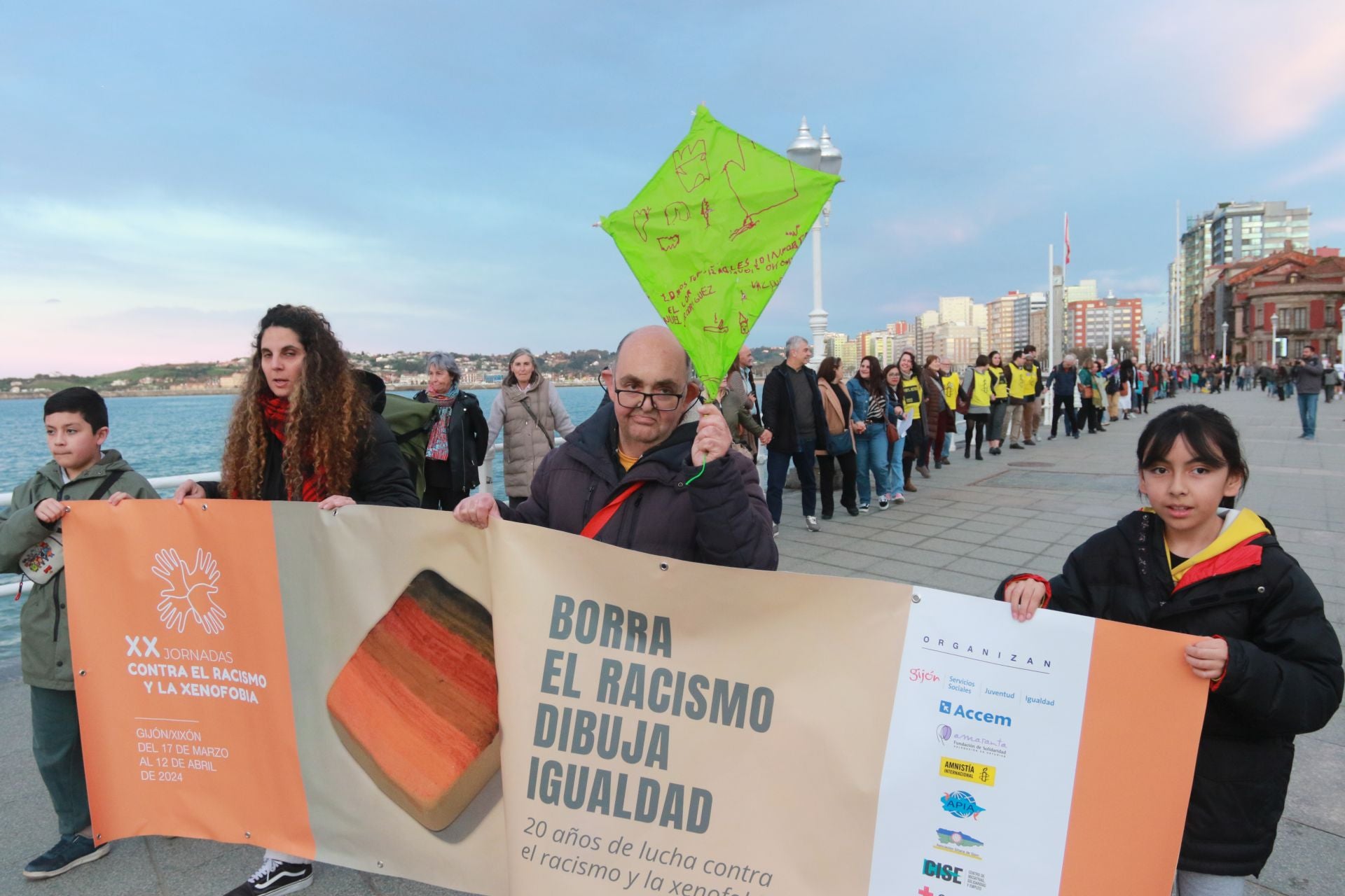 Cadena humana contra el racismo en la Escalerona | El Comercio: Diario de Asturias